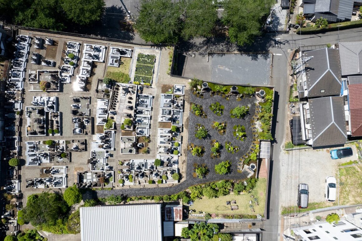 Rethinking Cemetery Design: The Yoyo-no-niwa, Fuchu, Japan - Urbstory