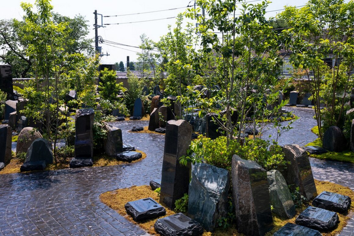 Rethinking Cemetery Design: The Yoyo-no-niwa, Fuchu, Japan - Urbstory