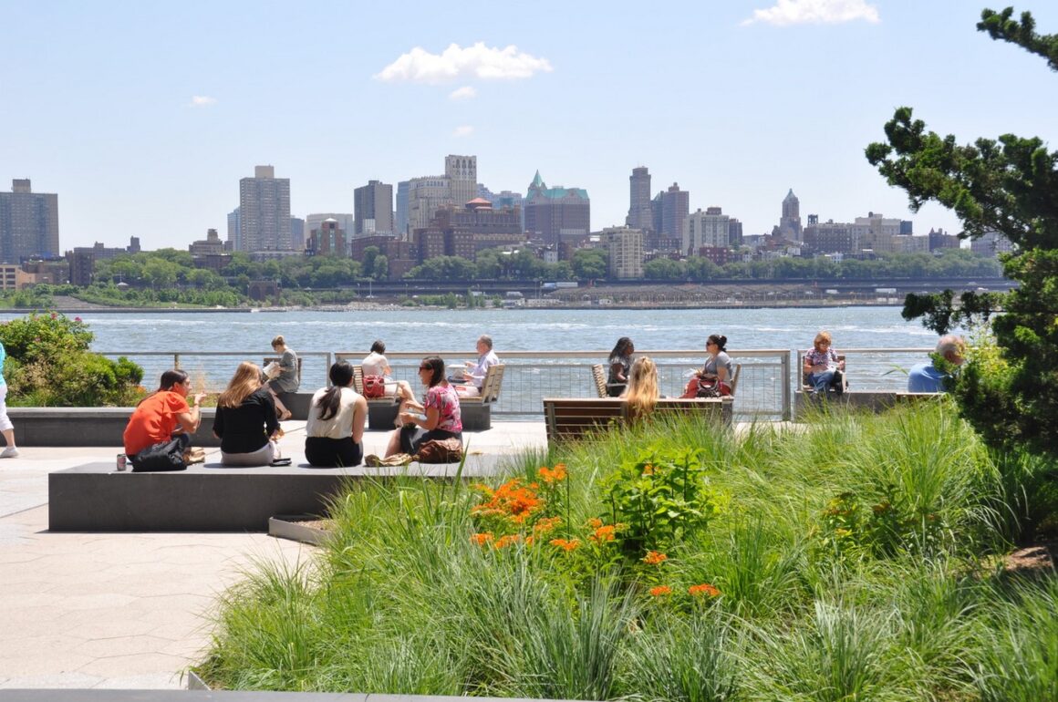 Revitalizing the East River Waterfront in New York City - Urbstory